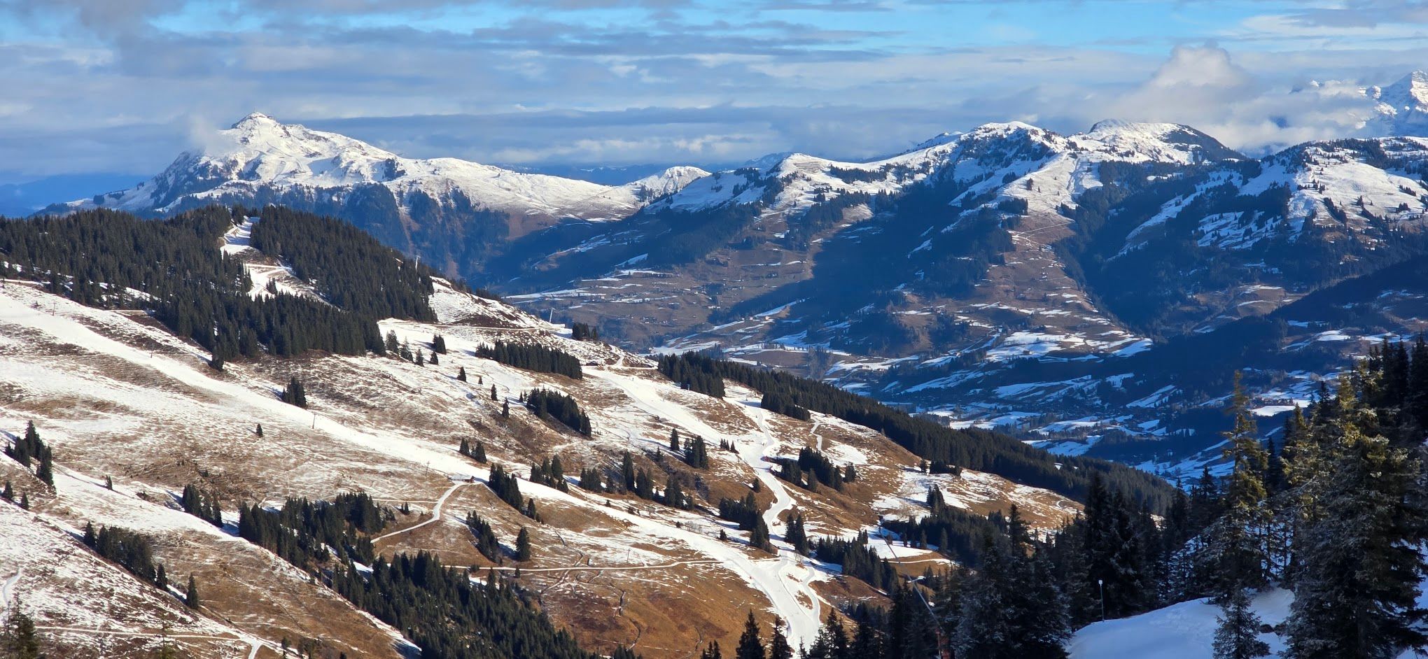 Wintersport: dik pak sneeuw in bergen westelijke Alpen