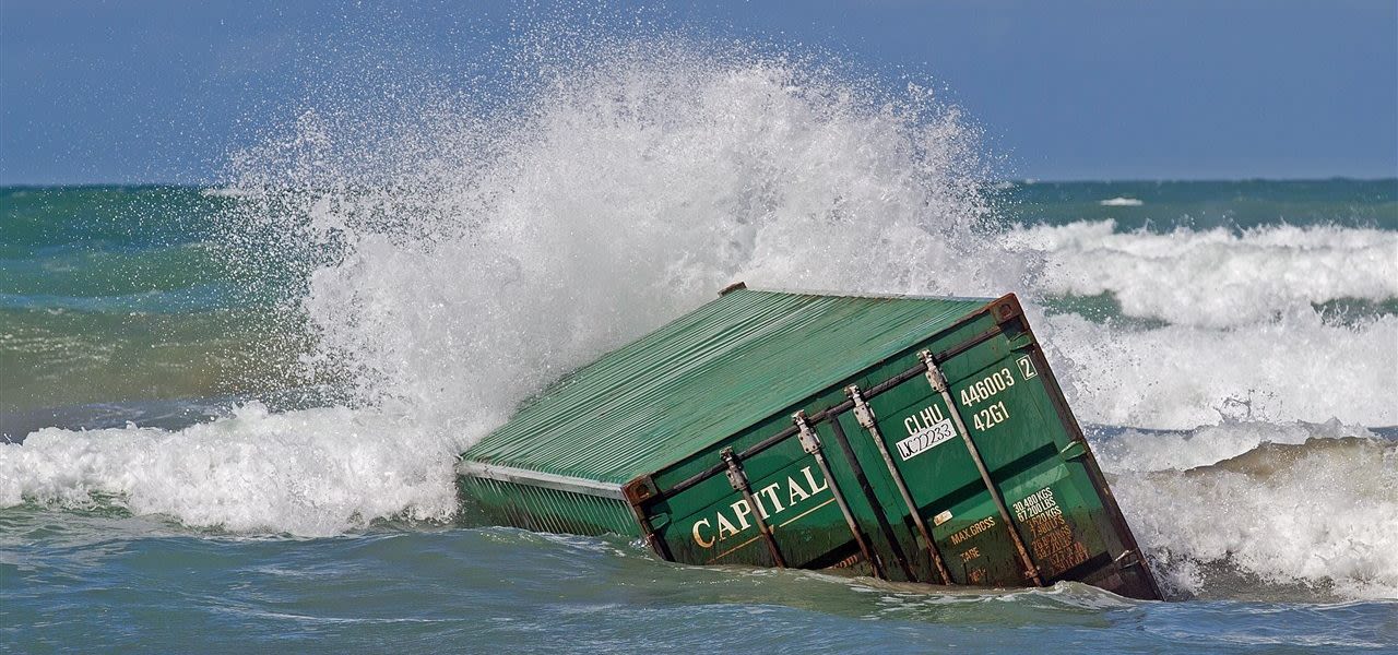 Containers aangespoeld op Waddeneilanden